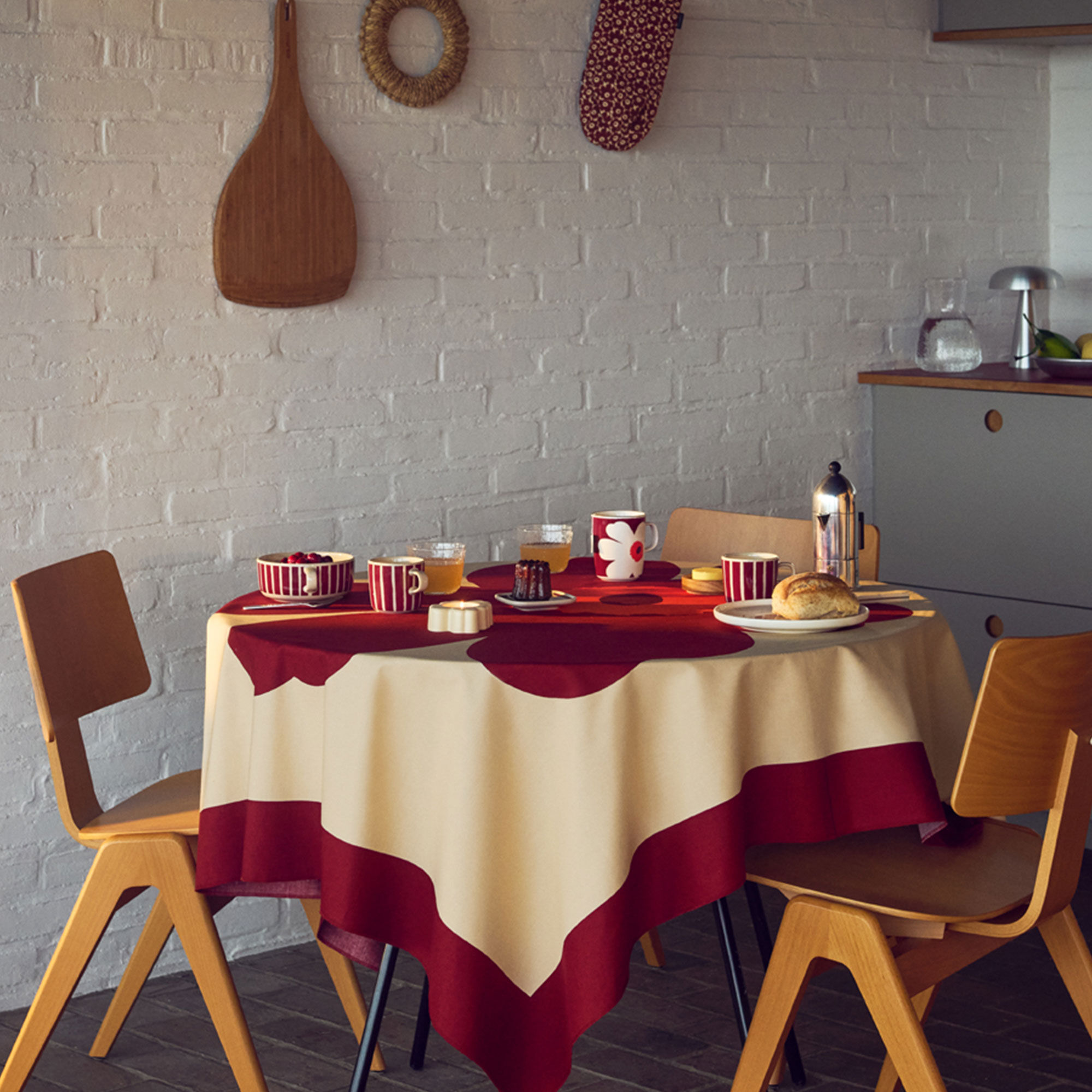 Marimekko Piccolo kaffekopp 2 dl, hvit/burgunder | Bakeren og Kokken